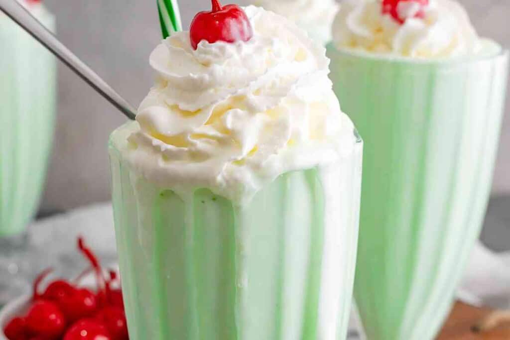 17+ St. Patrick's Day Green Desserts That Taste Amazing - Mama Needs Cake®